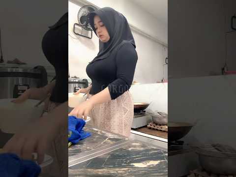 Raraqueen padat berisi live tiktok