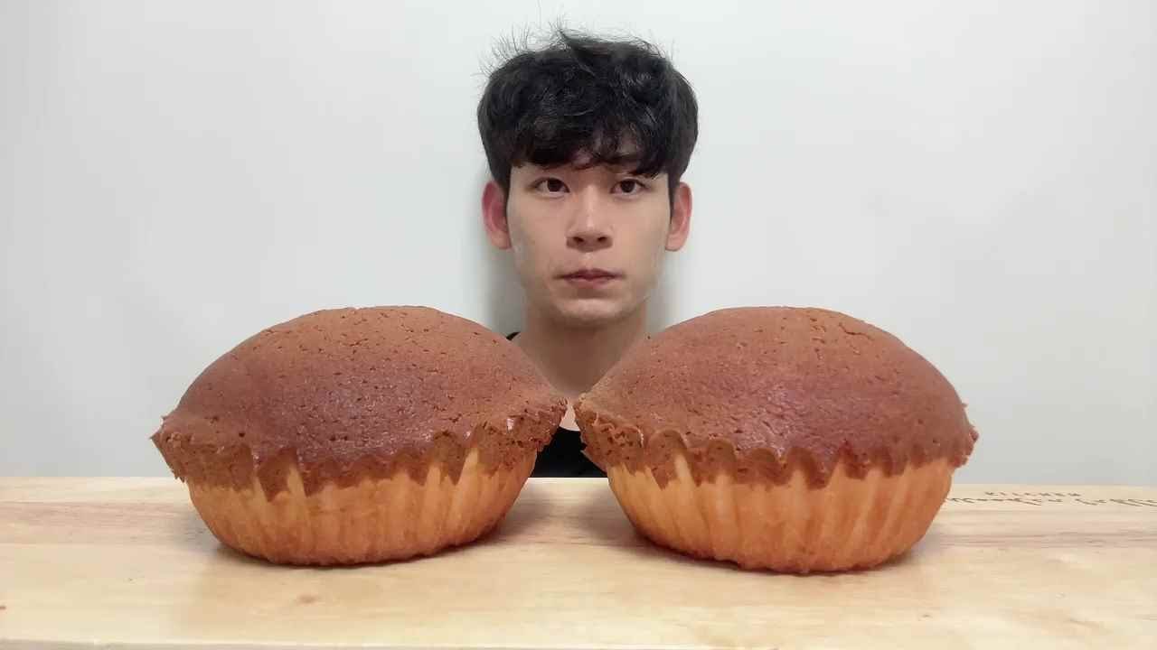 ASMR 파리바게트 모카번 먹방🥧 Mocha Bun Bread Dessert MUKBANG - YouTube