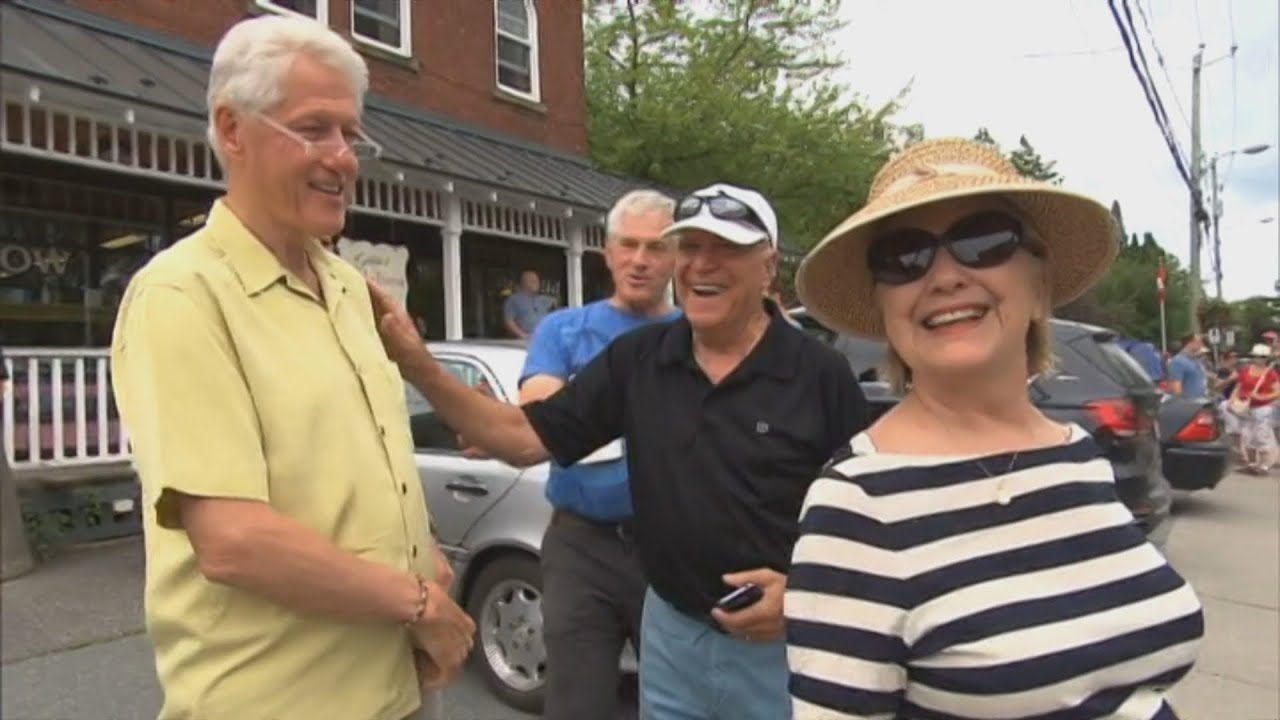 Bill and Hillary Clinton window shopping in Quebec town - YouTube