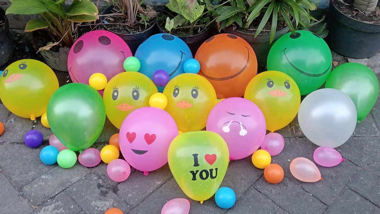 PECAHIN BALON BALON LUCU WARNA WARNI ISI AIR | Play with balloons - YouTube