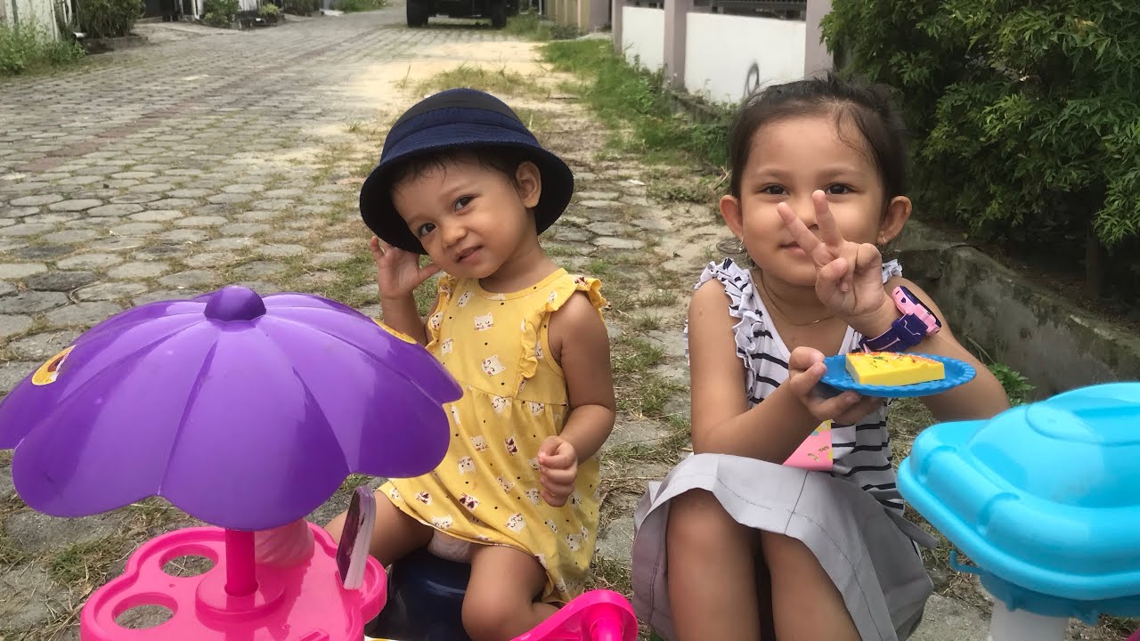 Cece Mazaya Selling Ice Cream - YouTube