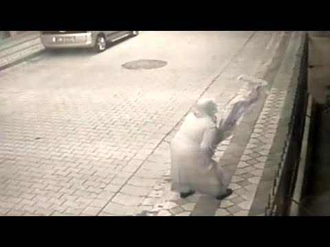 Şehit Esma Çevik'in babaevine asılan bayrağa saldıran kadın kameralara yakalandı