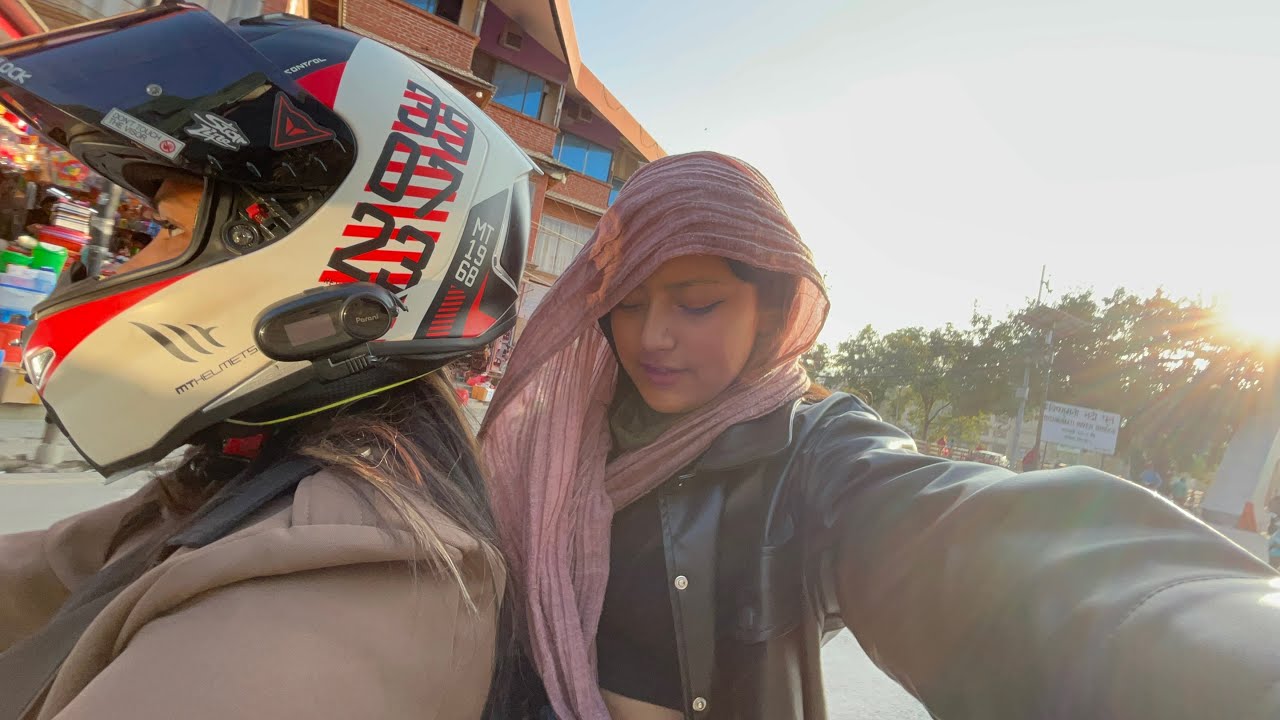 Lady rider giving the ride 😒 - YouTube