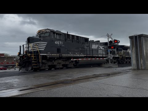 NS 4671 (AC44C6M) leads NS 119. - YouTube