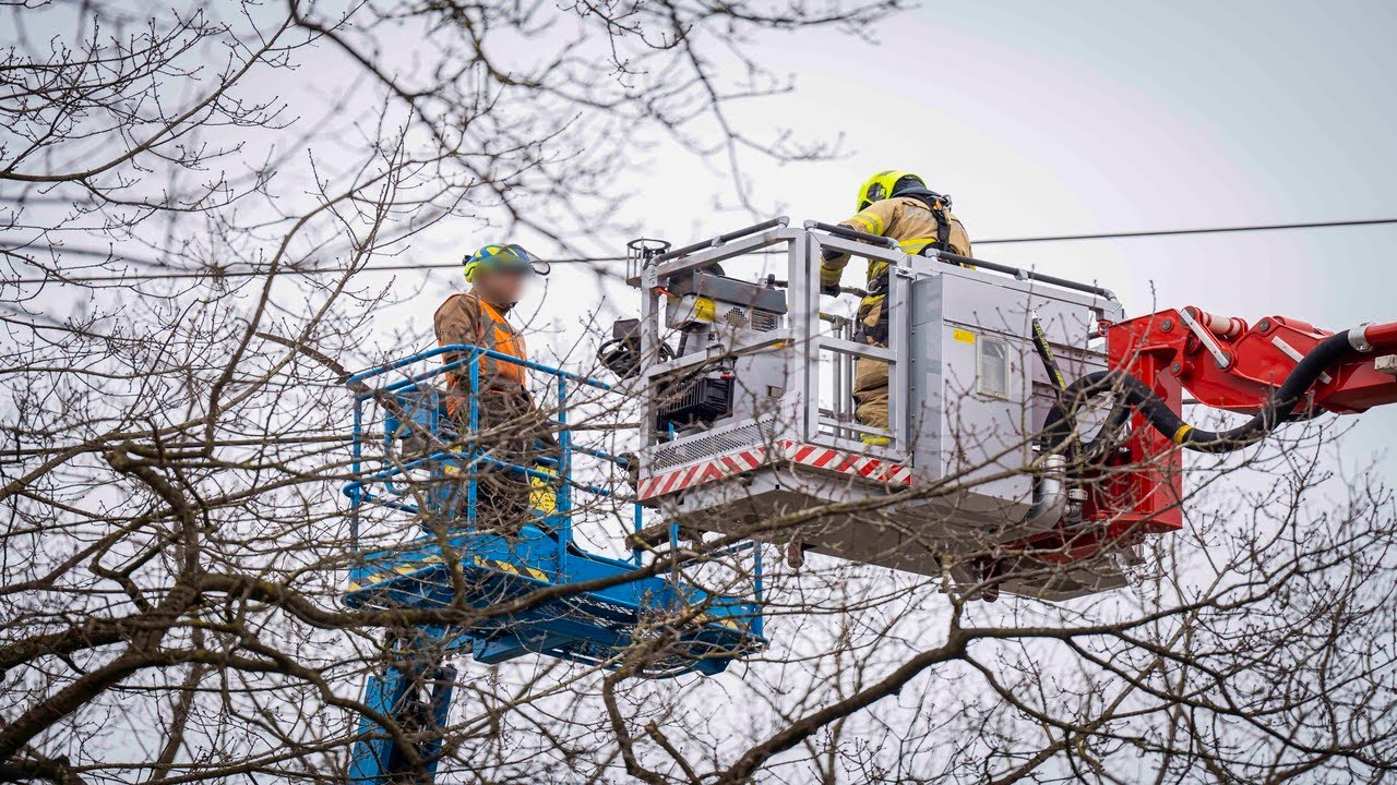 Hoogwerker raakt hoogspanningskabel in Arnhem - YouTube
