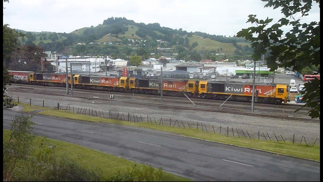 Train B74 at Taumarunui, 30th January 2023 - YouTube