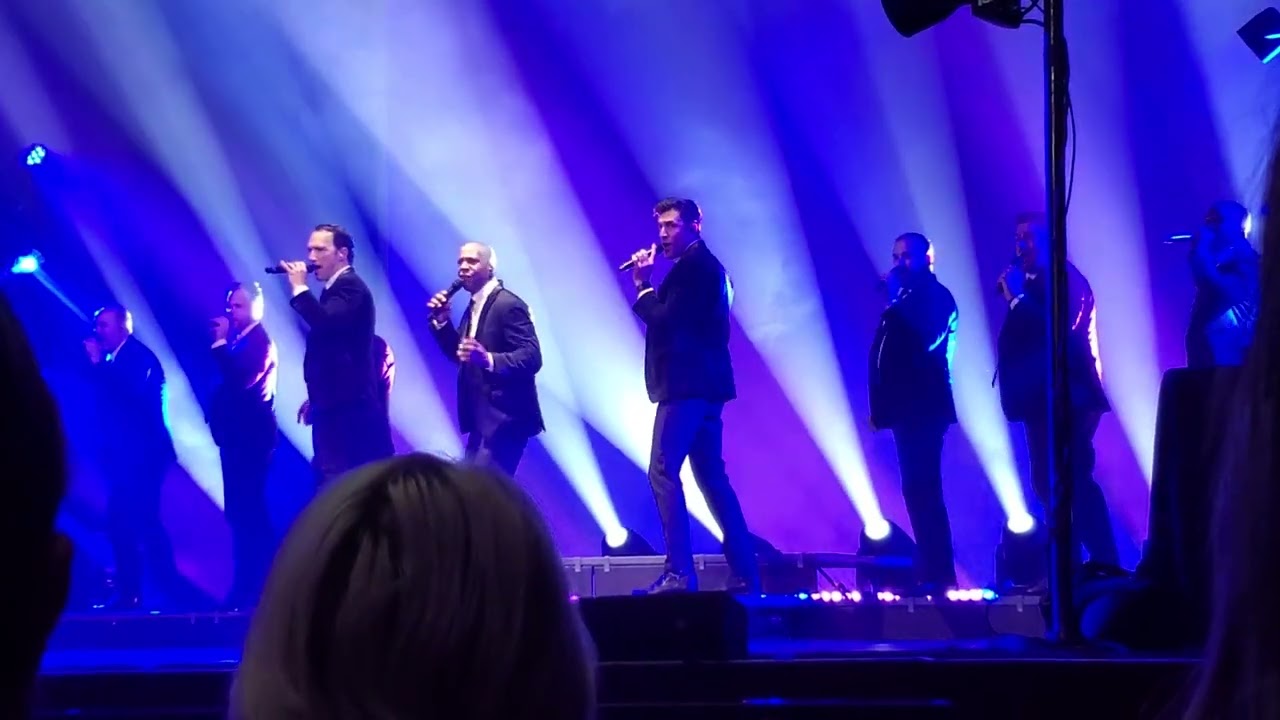 Straight No Chaser Don't Stop Me Now - YouTube