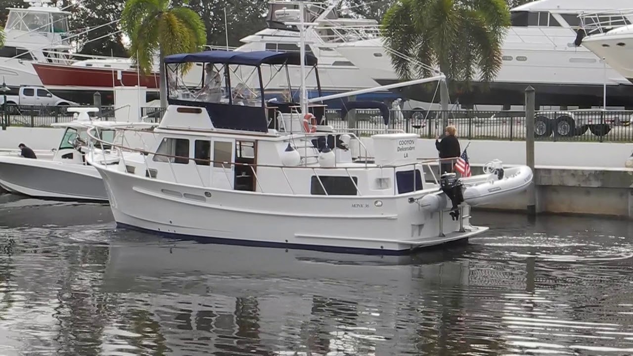 Monk 36 casts off and backs out - YouTube