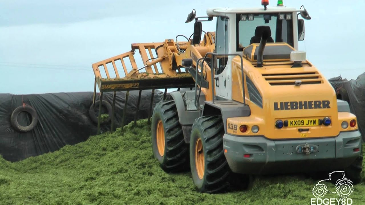 Liebherr 538 starting a clamp Silage 2011 - YouTube