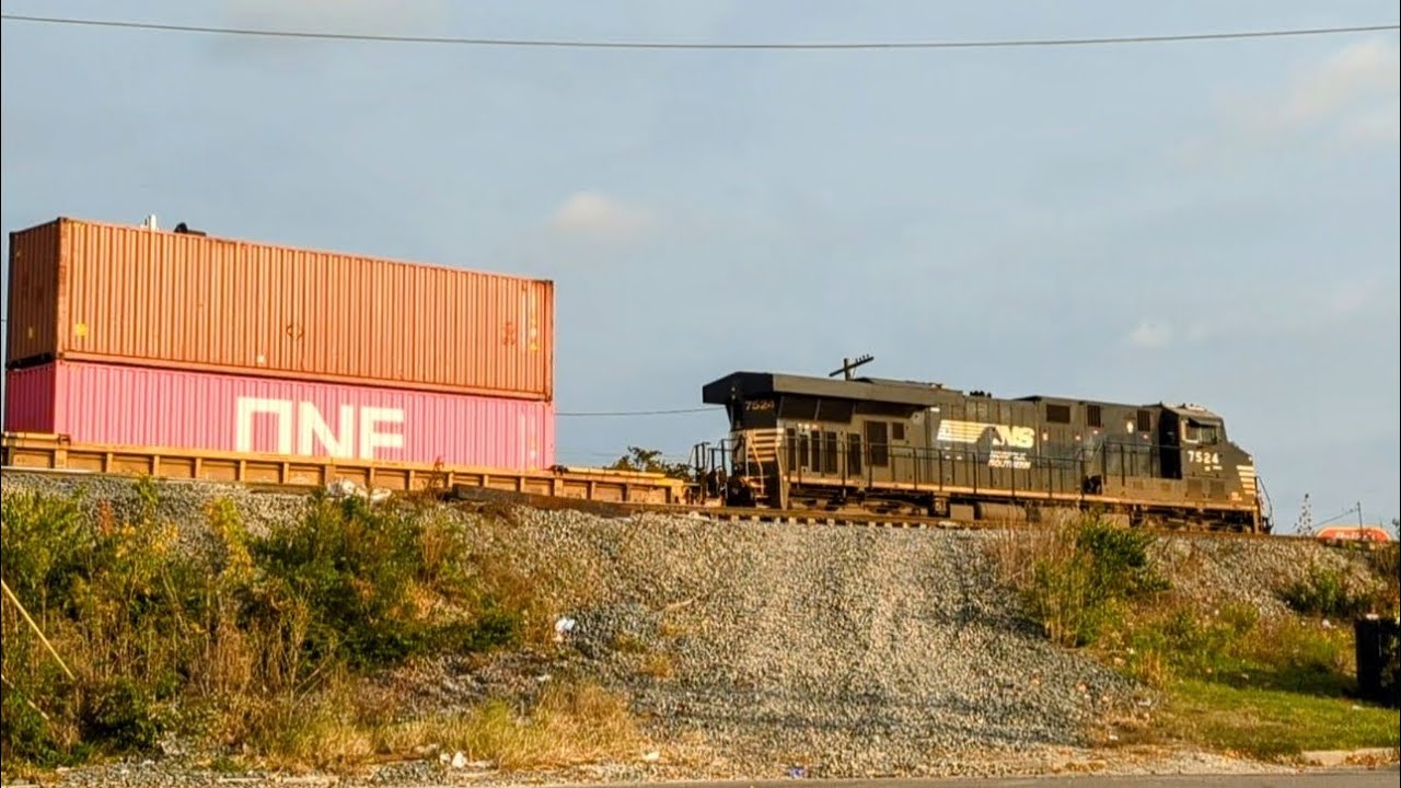 Northbound NS 262 intermodal heading up CSX Cincinnati Terminal Sub to ...