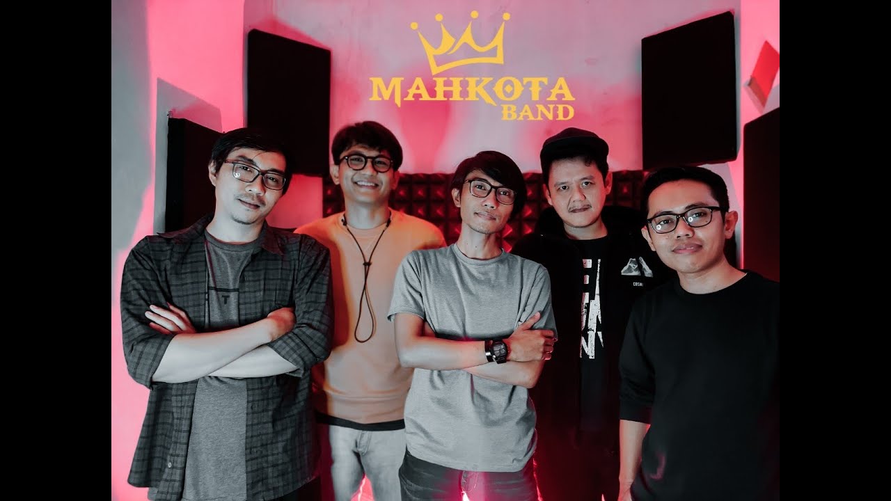 MAHKOTA BAND "KAU MEMILIH DIA" COVER - YouTube