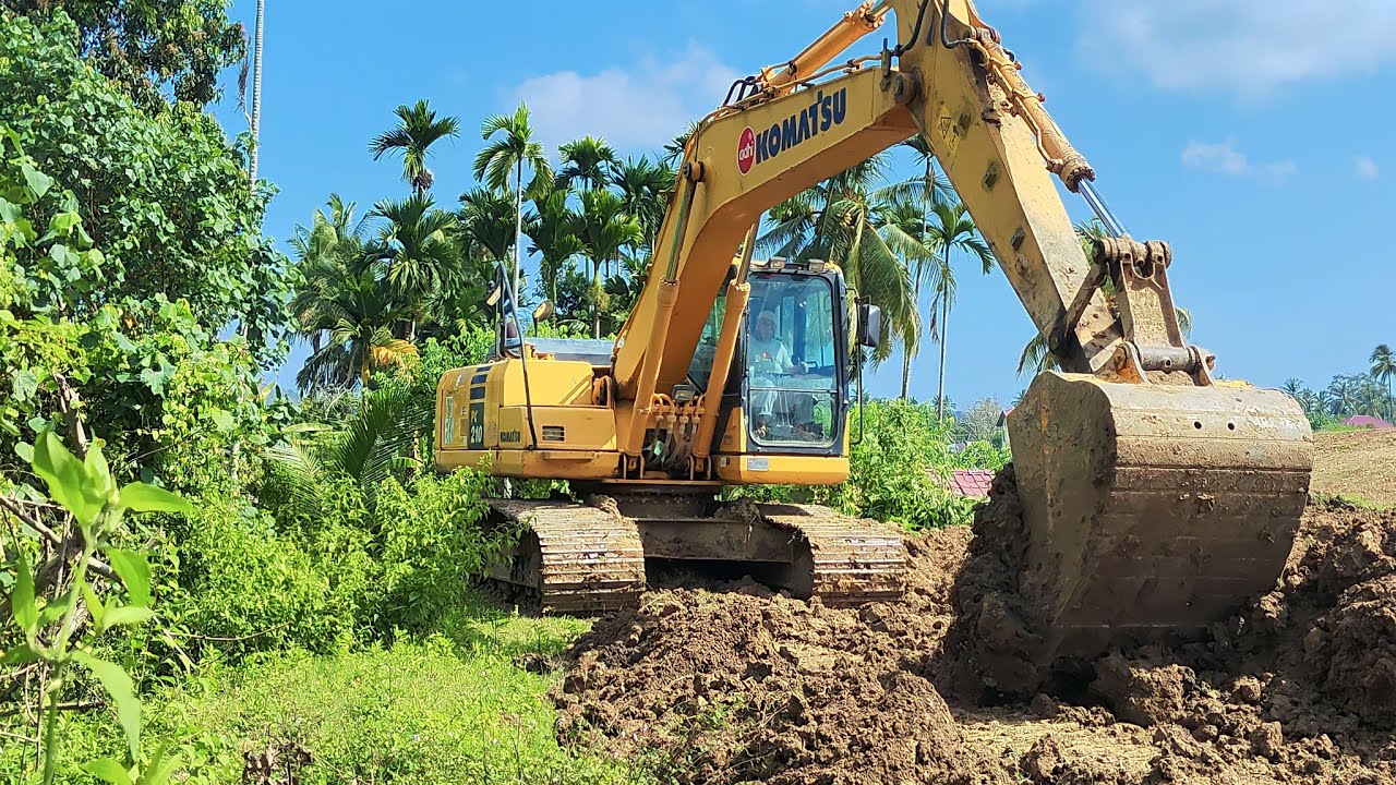 Wow! KOMATSU PC210 EX.41 Super Power Excavator Moves To Cut Through ...