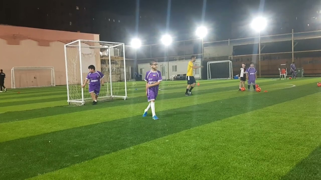 How to teach football to young children can be seen in this video ...