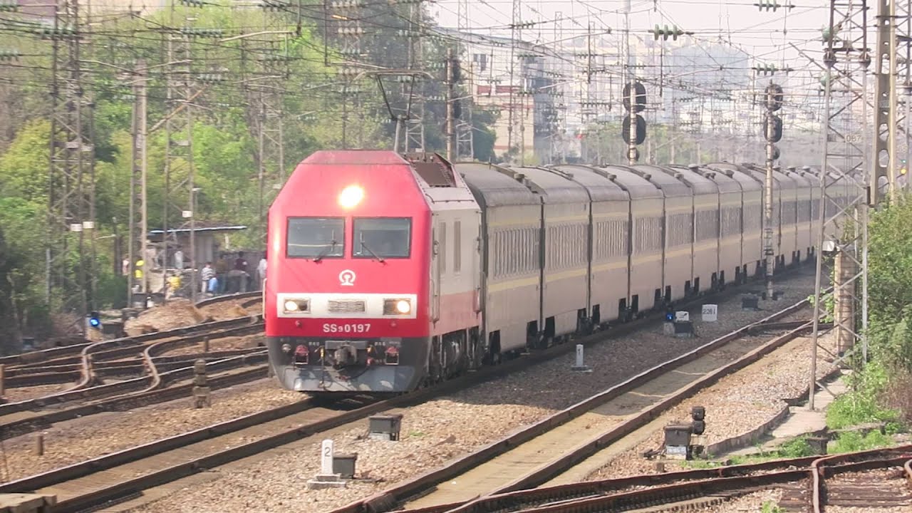 [HD] The Southbound train no. Z201 (SS9G 0197 + 25T) and freight train ...
