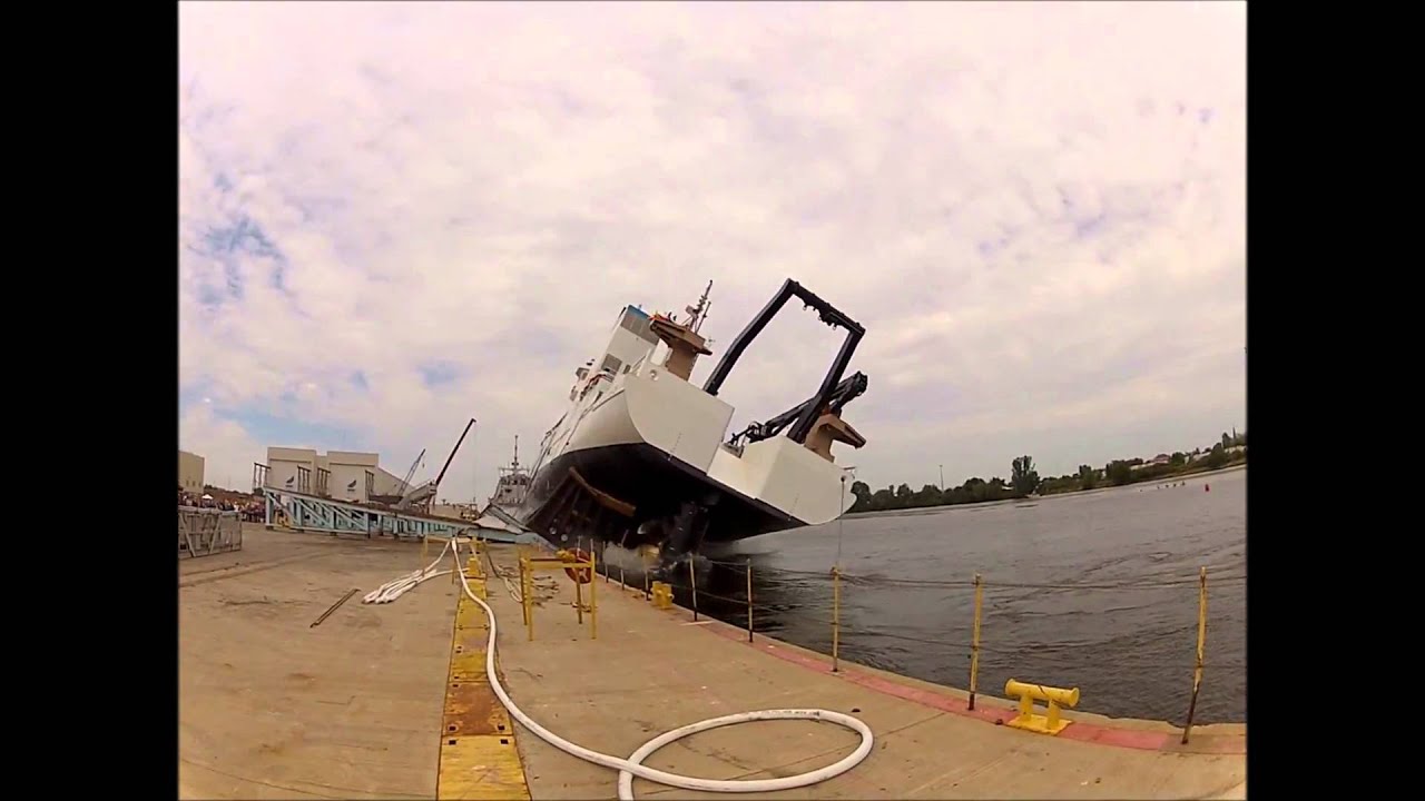 Ship Launch Fail with big wave - YouTube