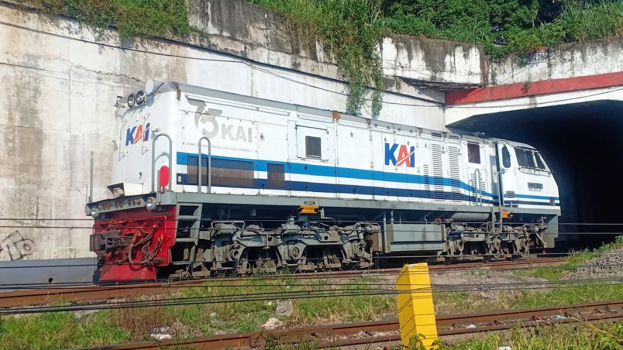 MENDENGARKAN LONCENG KERETA API CC 204 - YouTube