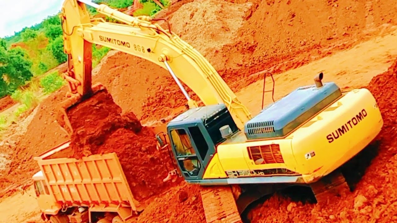 Sumitomo SH350, Sunward 365E muat tanah OB nikel ke dump truk - YouTube