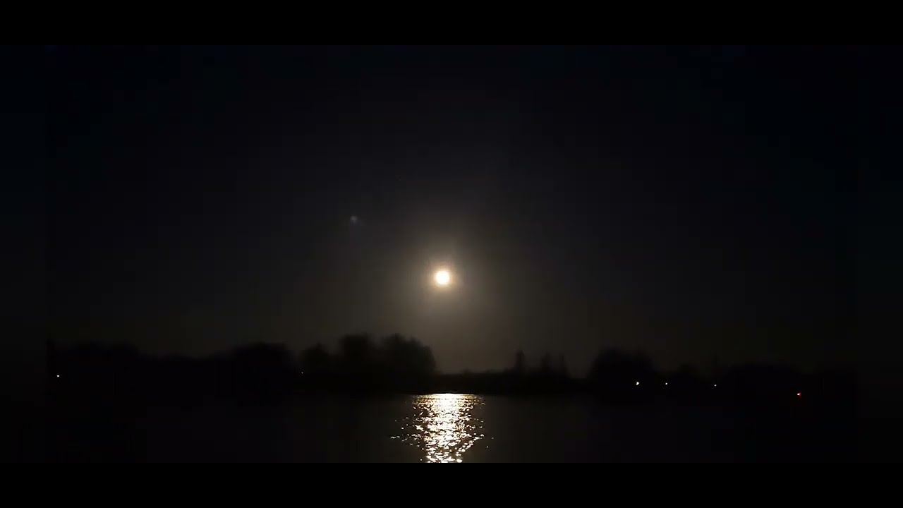 Теплый весенний вечер возле воды.Warm spring evening near the water ...
