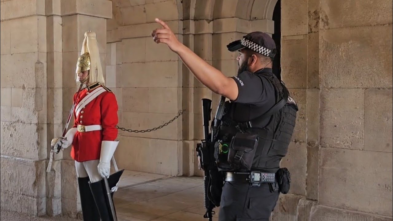ARMED POLICE OFFICER PROTECTS THE KING'S GUARD - YouTube