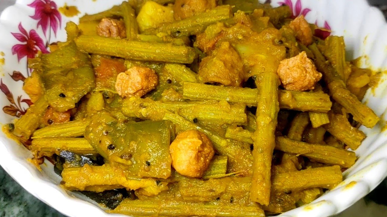 Aloo Begun Bori diye Sojne Data Chochori | সজনে ডাটা আলু বেগুন বড়ি ...