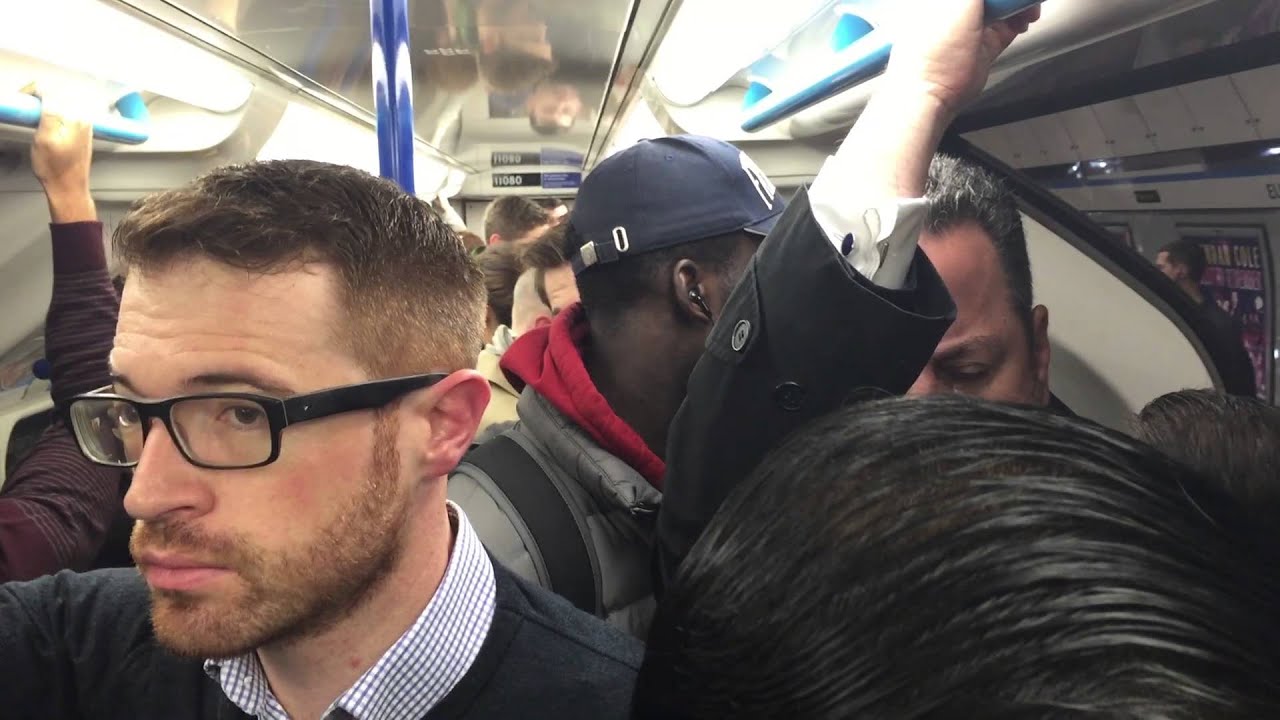 London Underground Victoria line rush hour - YouTube