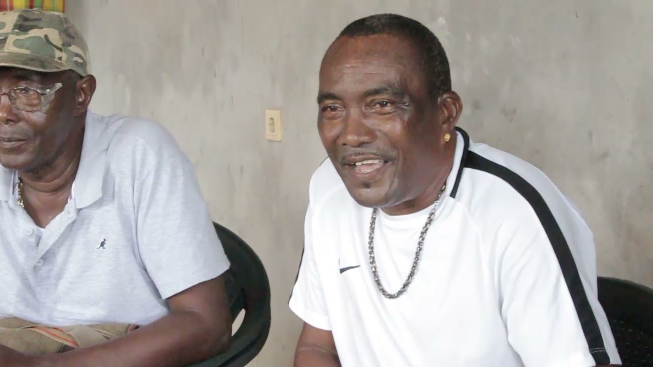 TRADITIONALE KENNISMAKING BIJ DE AUCANERS - Moengo Suriname - YouTube