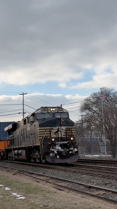 NS 7675 ES44DC leads NS 268 through Macungie, PA with a very friendly crew and mid DPU! - YouTube