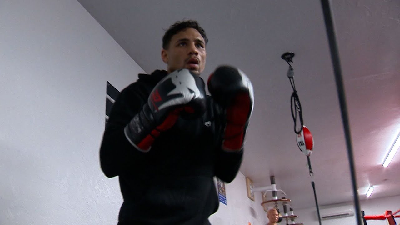 Boxer from Mass. prepares for his first world title fight - YouTube