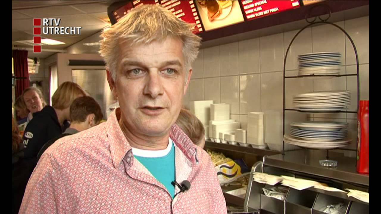 Acteurs delen friet uit in Kockengen - YouTube