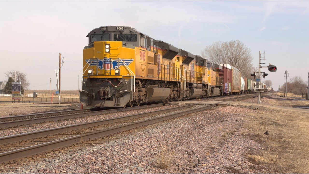 Five Train afternoon on the UP 3 1 20 - YouTube