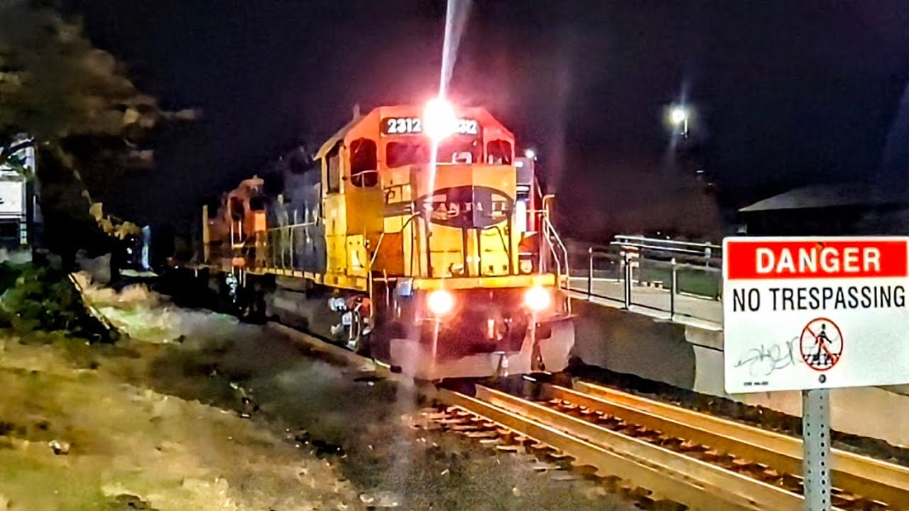 PNWR 2312 leads a northbound freight train thru Tigard, OR - YouTube