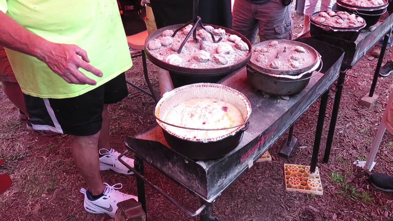 BBQ cooking with Dutch ovens - YouTube