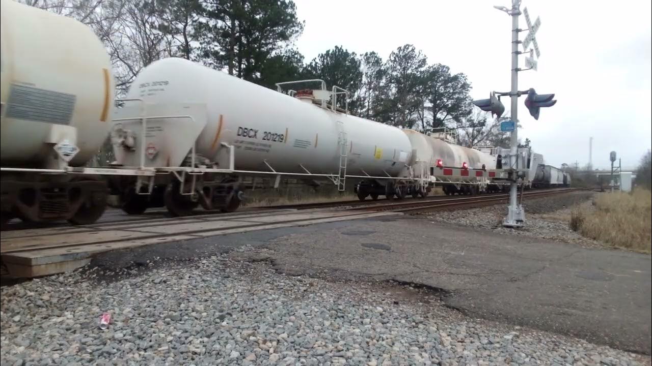 UP #7939 and UP #5768 leads a NB UP Manifest into Elton, Louisiana - YouTube