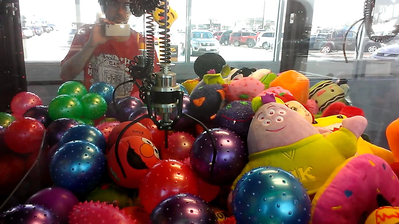 PLUSH PALACE CLAW MACHINE@WALMART EASY BALL WIN - YouTube