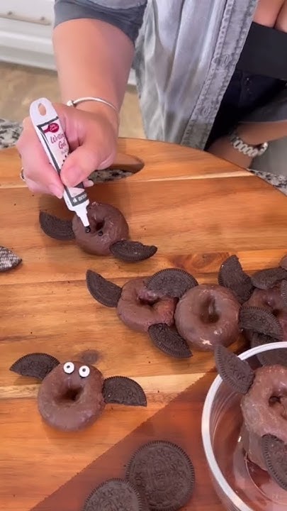 DONUT BATS 🦇 so easy to make #spookyseason #halloween - YouTube