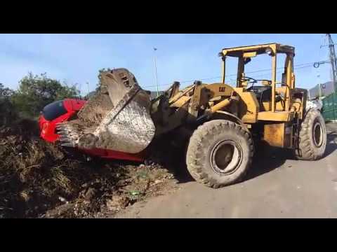 Trascabo arrolló carro en Ciudad Victoria - YouTube