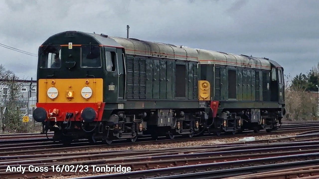 Class 20's 20107 Jocelyn Fielding & 20096 thundering out of Tonbridge ...