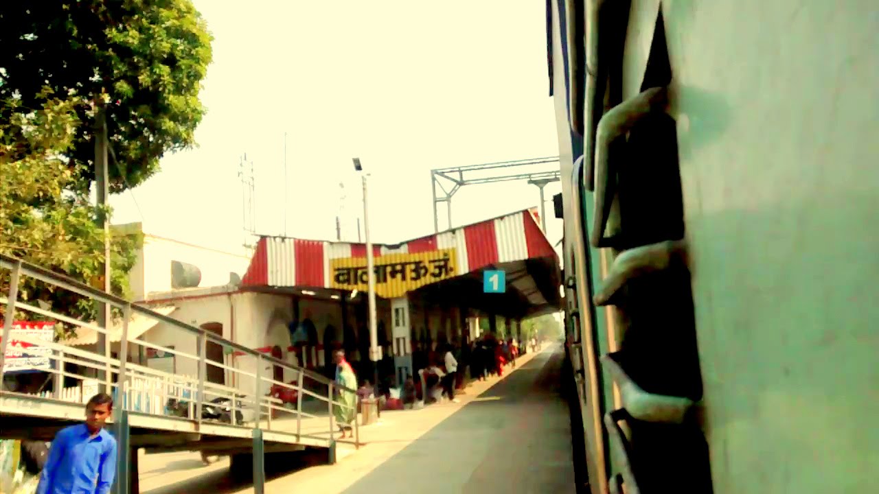 [IRI] Balamau Junction Skipped at good speed by Himgiri SF express with ...