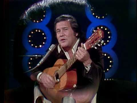 LEO DAN CANTA CON GUITARRA A LA MUJER PROPIEDAD DE SONY BMG - YouTube
