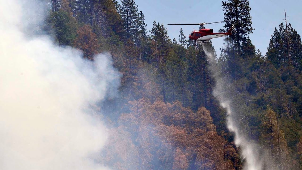 Helicopter drops water on wildfire - YouTube