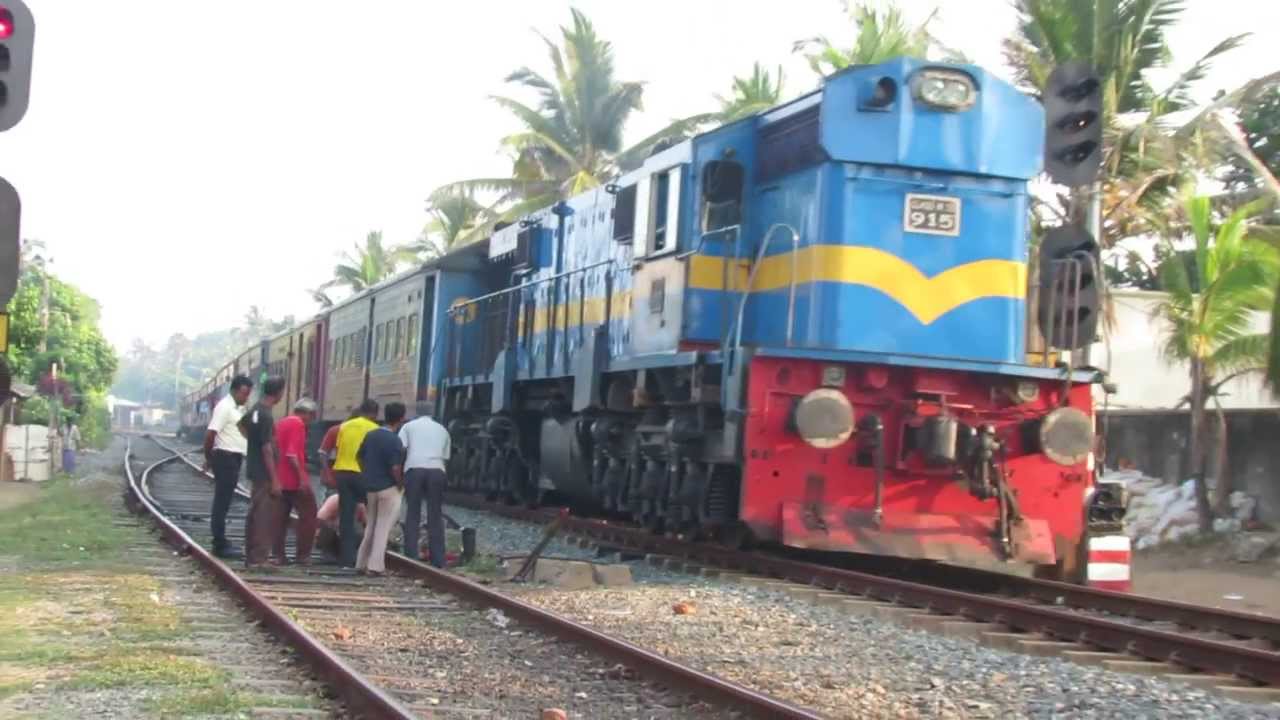 SLR's Class M10 915 passing Mount Lavinia.. - YouTube