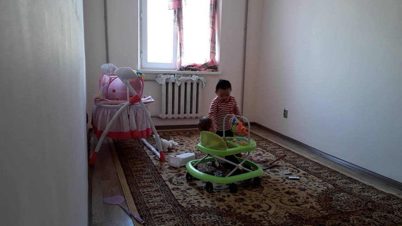 Играет с сестрой Youtube