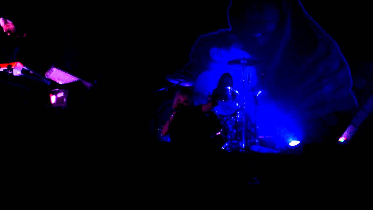 Crystal Castles - CRIMEWAVE live Orlando, FL 4/16/13 - YouTube