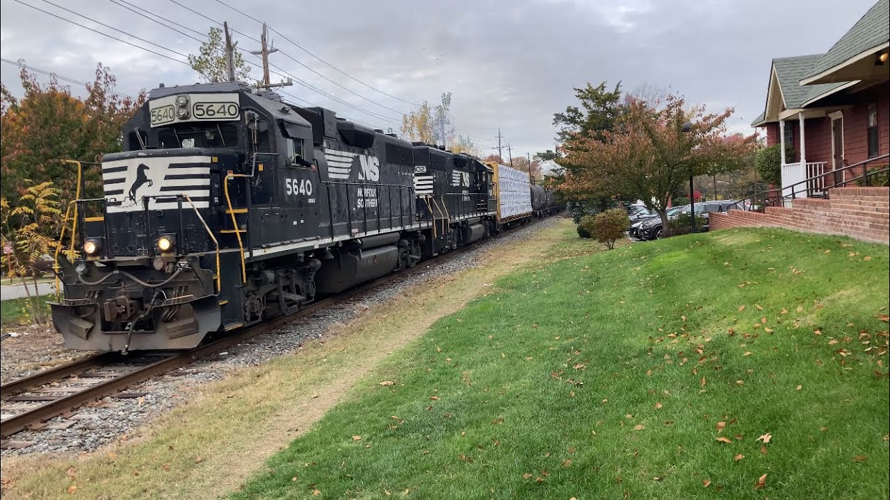 NS 5640 leads Conrail WPCA-51 SB in Audubon on Halloween - YouTube