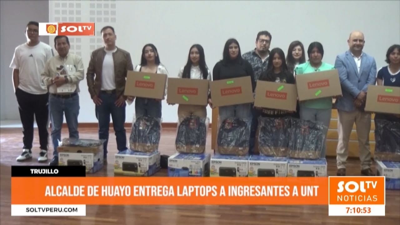 Trujillo: alcalde de Huayo entrega laptops a ingresantes a UNT - YouTube