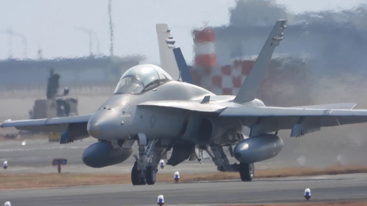 F18 Taxiing＆Takeoff（4K合成） - YouTube