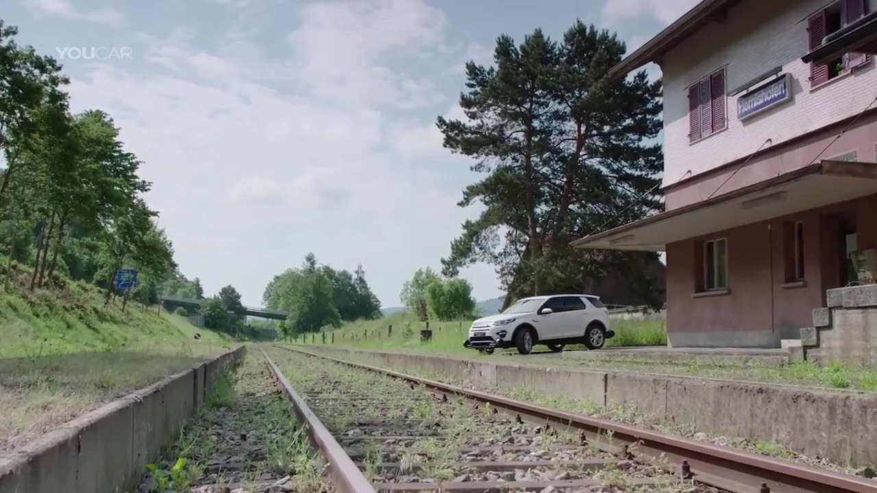 Land Rover Discovery Sport pulls 100-Tons Train - YouTube