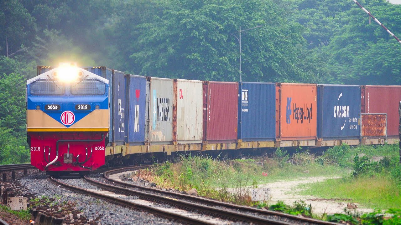Brand New EMD 3019 GT38AC Locomotive Pulled BFCT (Bogie Flat Container ...