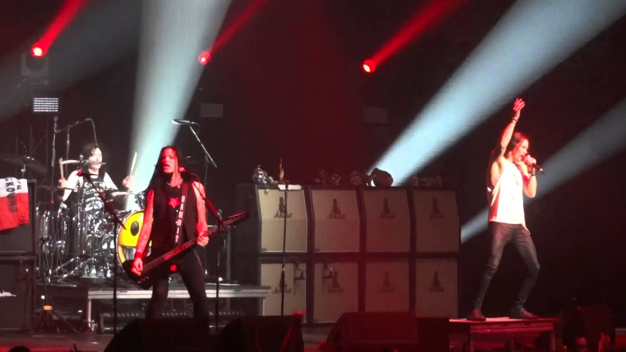 Slash - World on fire - live Paris 2014 - YouTube