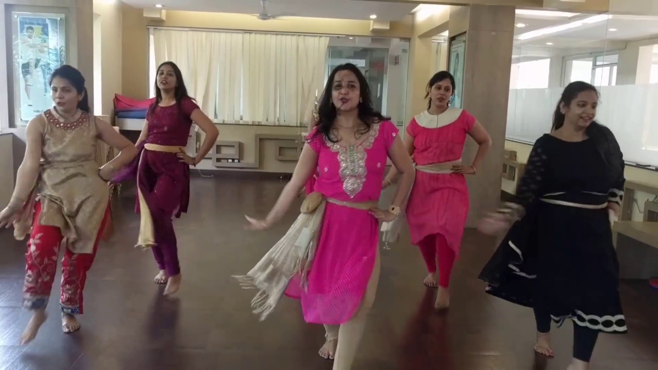 New Garba dance moves on udi udi jaye from RAEES. - YouTube